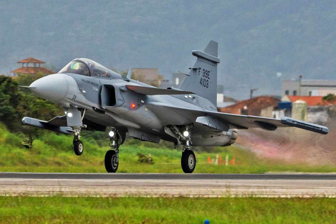 Vídeo: novos caças F-39E Gripen da FAB decolam pela primeira vez no ...
