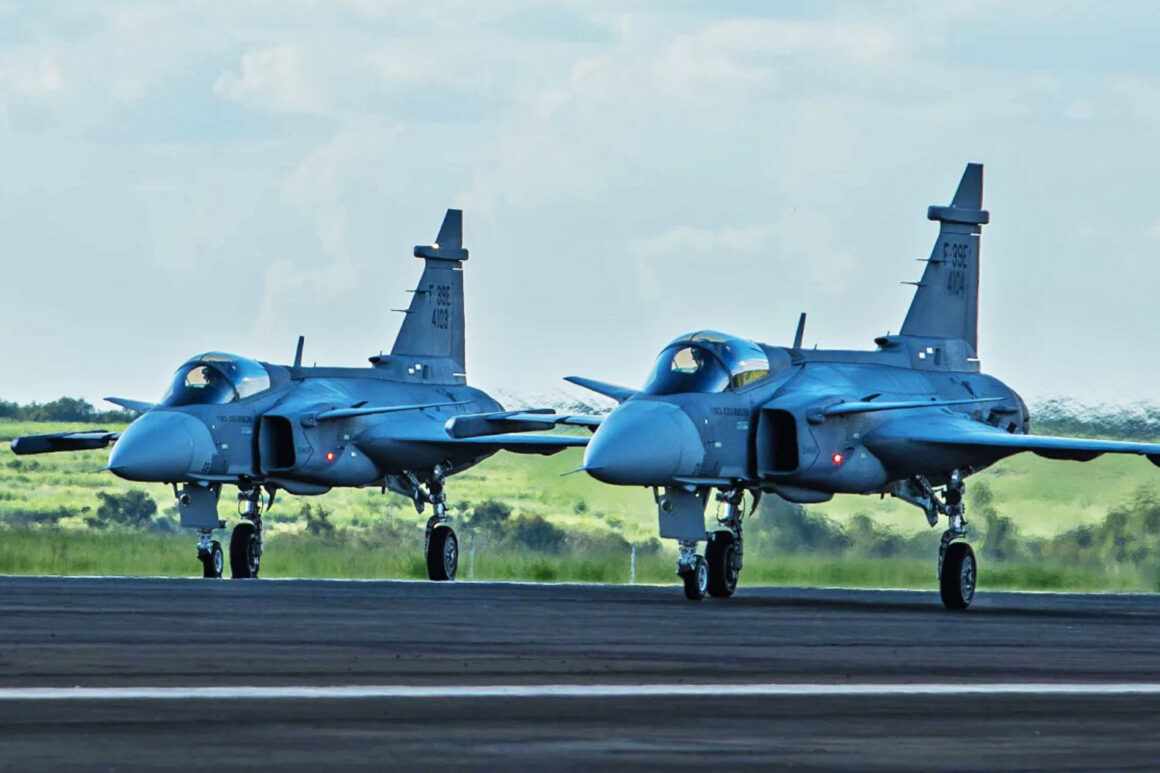 Primeiros Gripen operacionais da FAB chegam à Base de Anápolis - Airway