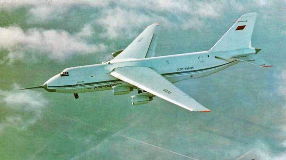 Cargueiro Antonov An-124 vira um 'quarentão' - Airway