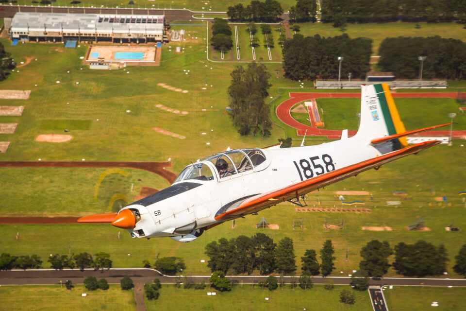 Quer ser piloto de avião militar? FAB abre 140 vagas para jovens ...