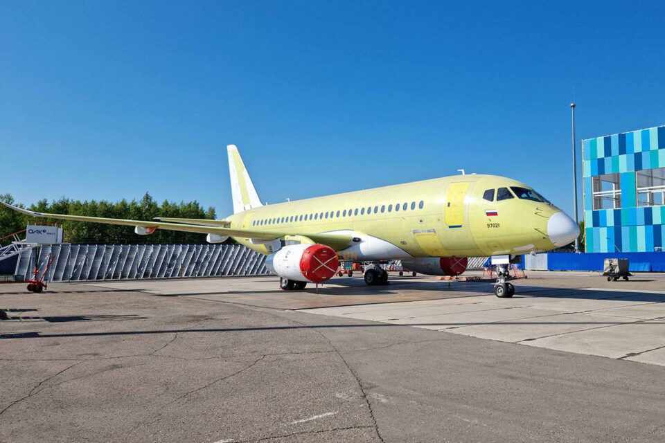 Primeiro protótipo do avião russo SSJ-NEW começa a ser testado no solo ...