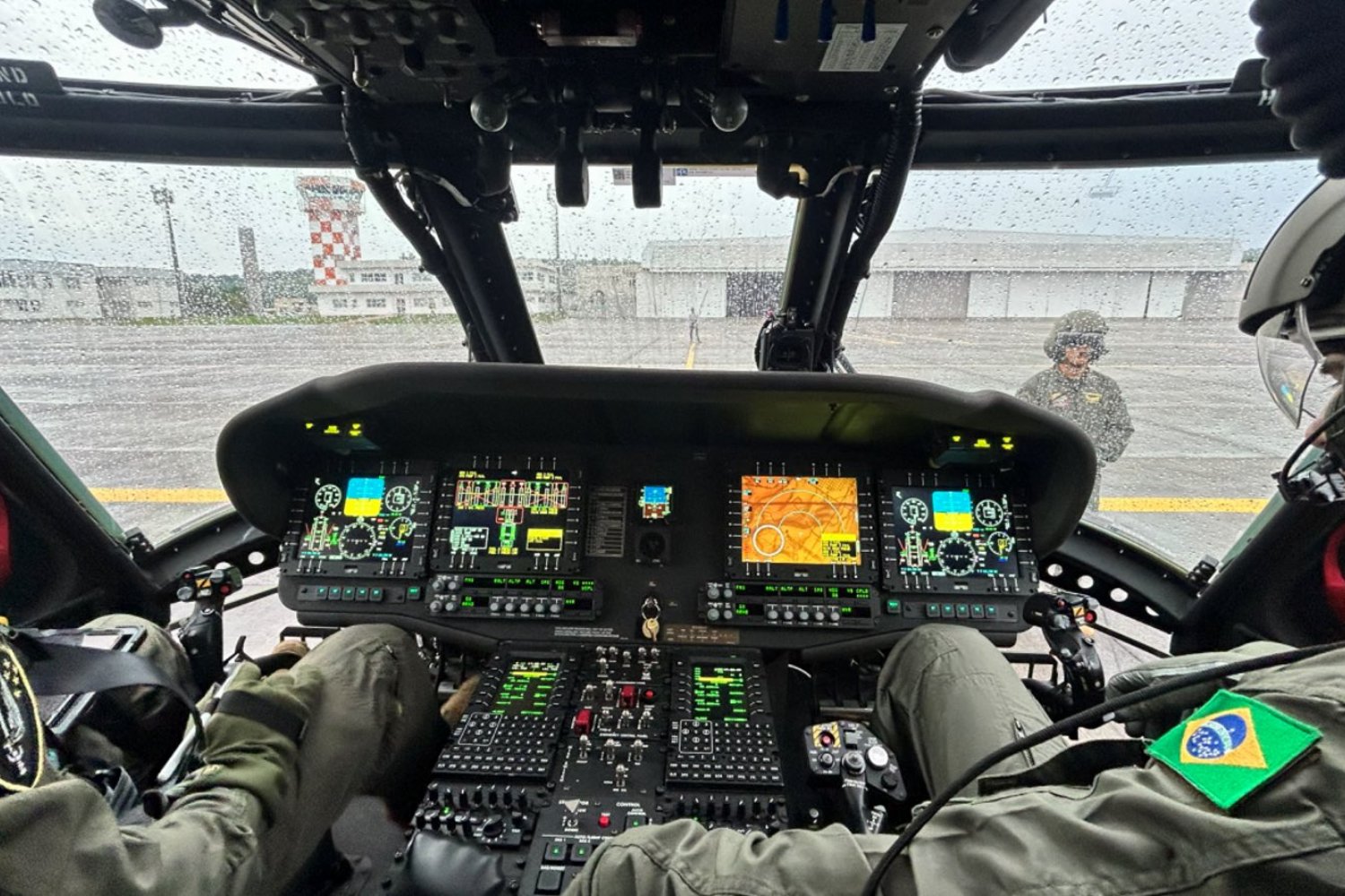 Primeiro UH-60M Black Hawk do Exército Brasileiro chega a Taubaté - Airway