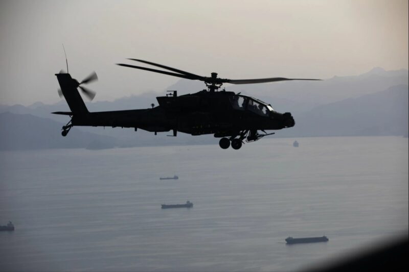 Helicóptero AH-64 Apache do Exército dos EUA cai próximo ao Estreito de ...
